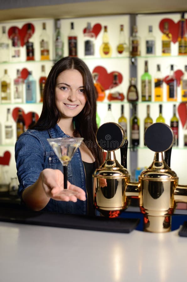 Barman stock afbeelding. Image of restaurant, staaf, cocktail - 29555817