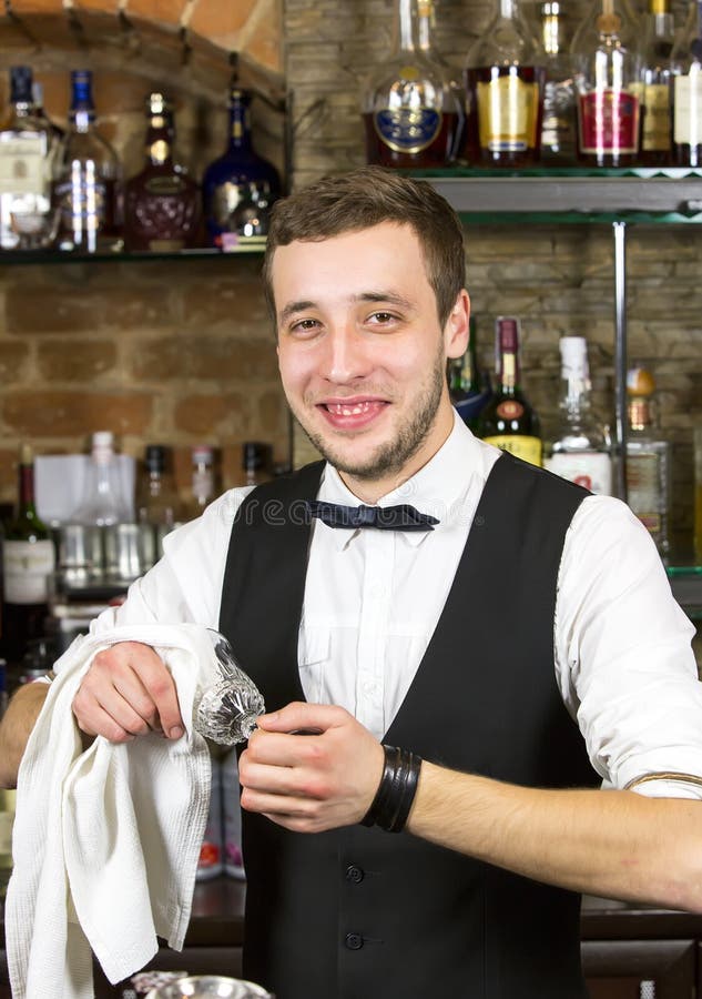 Barman foto de stock. Imagem de diferente, barbeiro, bebida - 35822812