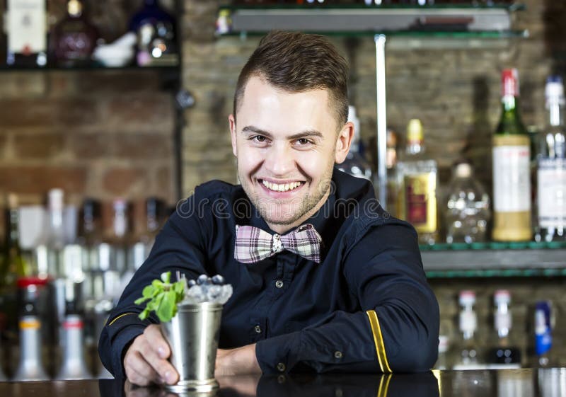 Barman obraz stock. Obraz złożonej z barzyniec, koktajle - 36155237