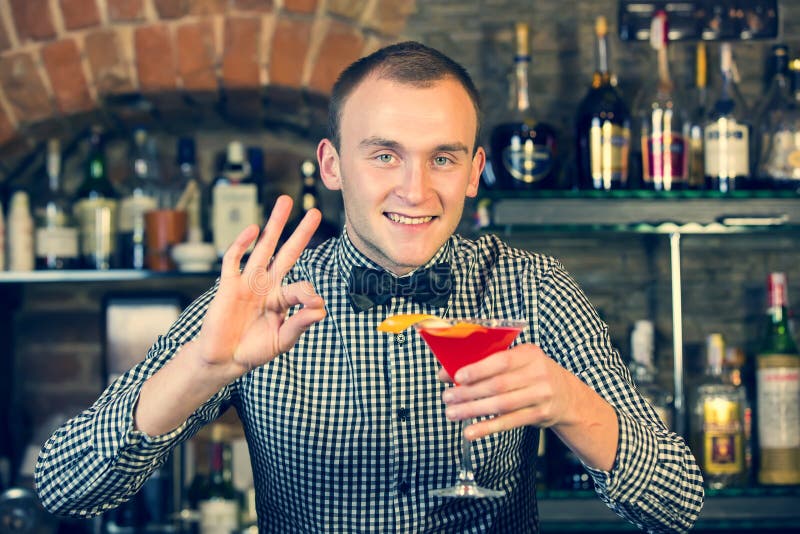 Barman stock foto. Image of toevallig, vertrouwen, glas - 37880696