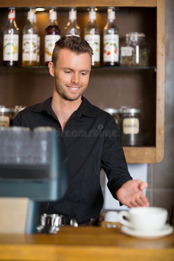 Barman Gesturing at Counter Dans Coffeeshop Image stock - Image du ...