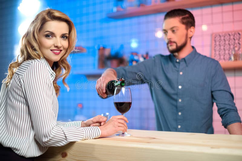 Barmanu Dolewania Wino Kobieta Zdjęcie Stock - Obraz złożonej z ...