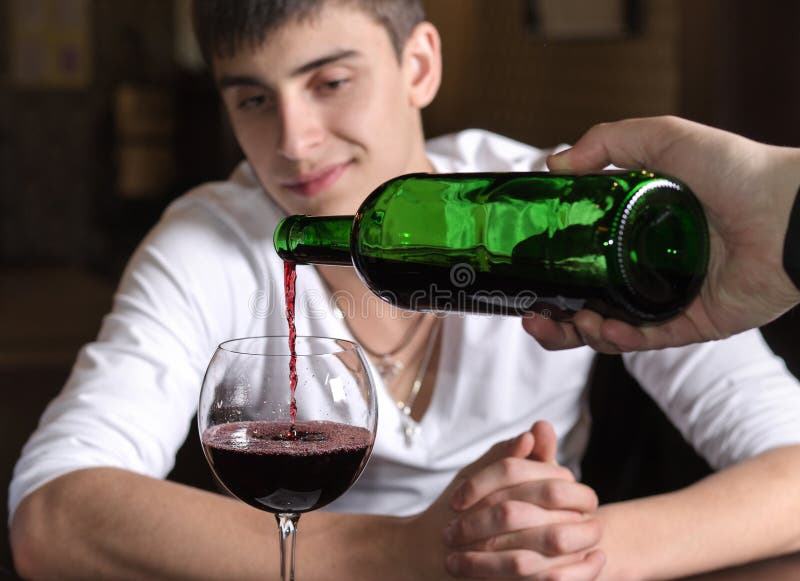 Kelner Polewa Czerwone Wino W Szklankach W Barze Z Widokiem Na Morze I ...