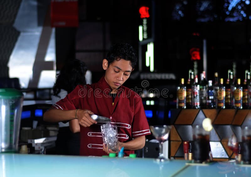 Barmanu napoju robienie zdjęcie stock. Obraz złożonej z piwo - 20788578