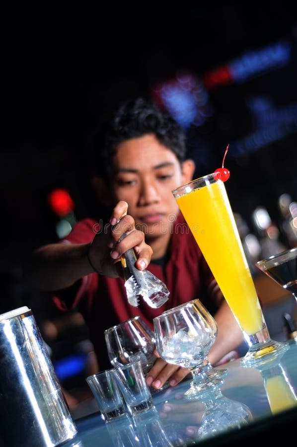 Barmanu napoju robienie zdjęcie stock. Obraz złożonej z piwo - 20788578