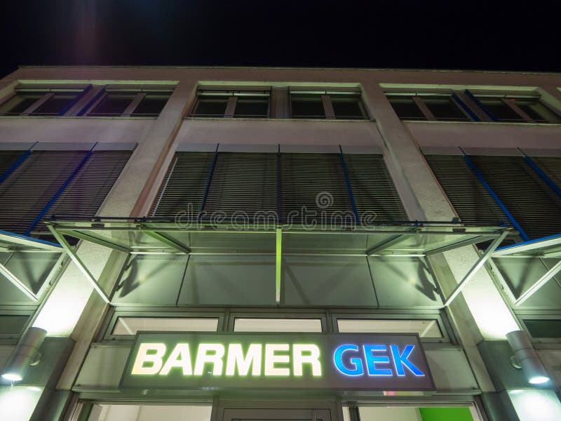 Barmer Gek la nuit photo éditorial. Image du signe, nuit - 63618246