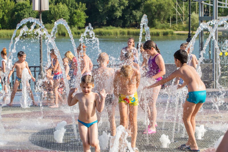 Barn Badar I Springbrunnen På Stranden I Rostov On Don I Ryssland