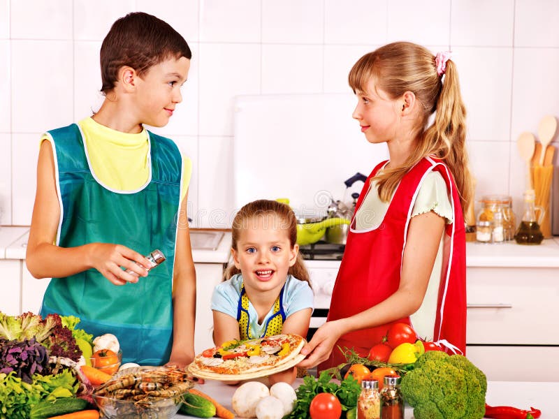 Barn bakar kakor. fotografering för bildbyråer. Bild av rullning - 34070269