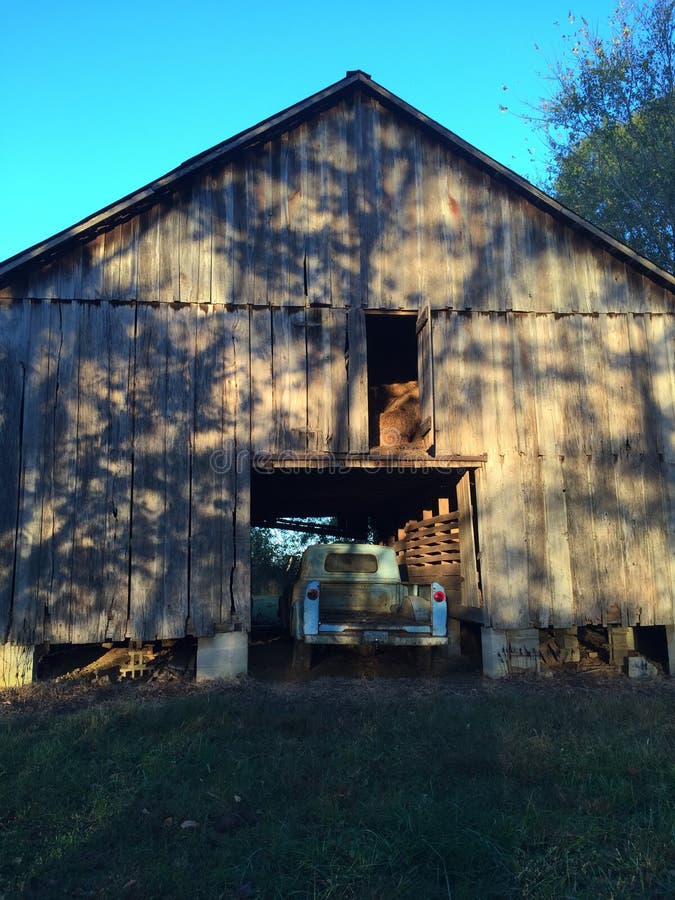 Barn & Jeep stock image. Image of jeep, truck, barn - 45998449