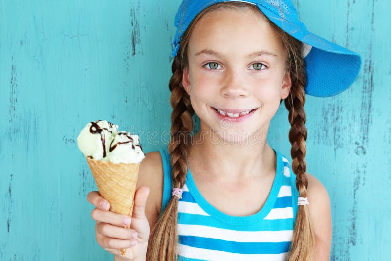 Barn med glass fotografering för bildbyråer. Bild av unge - 34955825