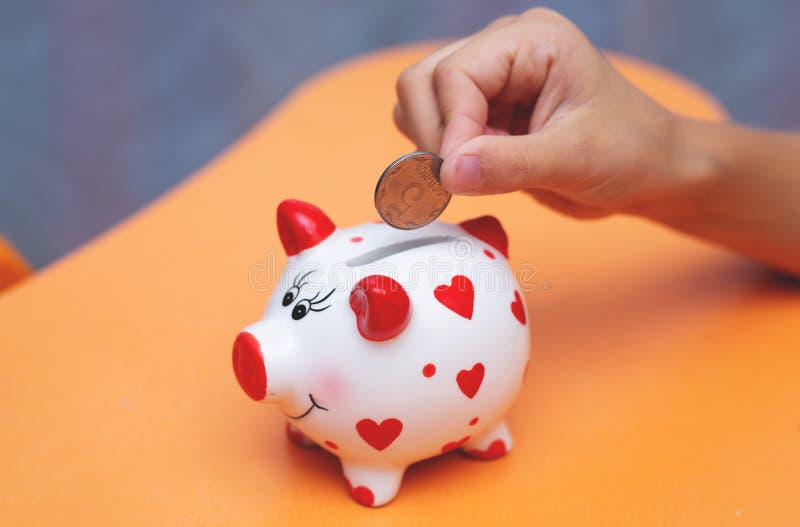 Barnet Placerar Flerfärgade Leksaker I En Stapel På Lampan ...