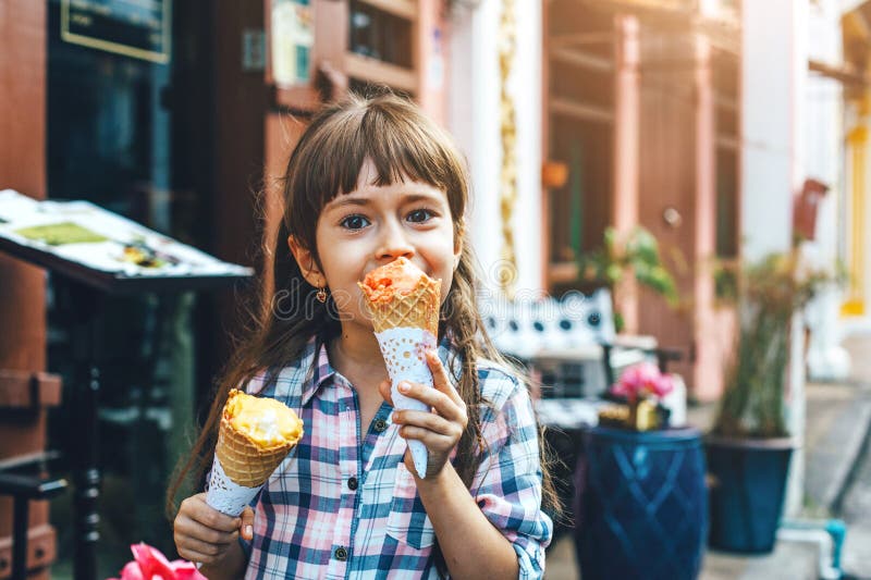 Barn Som äter Glass I Stadsgatan Arkivfoto - Bild av livsstil, gulligt ...