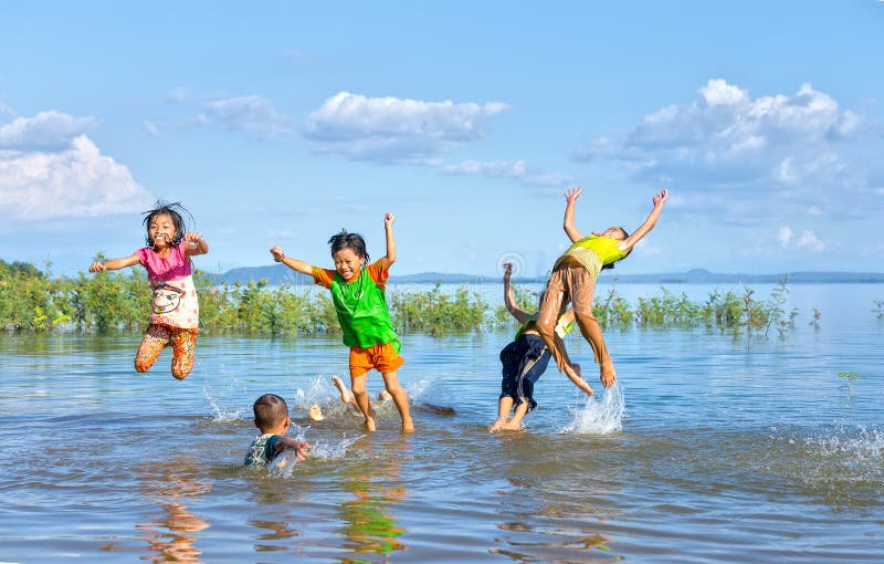 Barn Som Badar I En Stor Sjö Redaktionell Foto - Bild av banhoppning ...