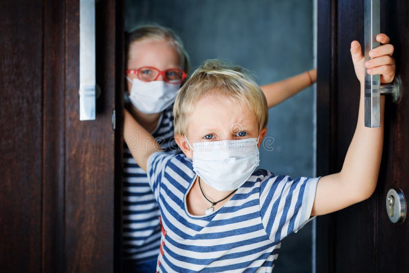 Barn Som Bär Ansiktsmasker Som Håller Ut Genom Dörren Arkivfoto - Bild ... Barn Som Bär Ansiktsmasker Som Håller Ut Genom Dörren Arkivfoto - Bild ...