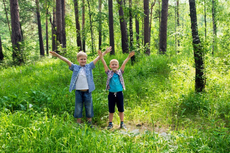 Barn i skog fotografering för bildbyråer. Bild av parkera - 56812973