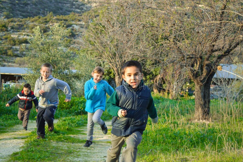 Barn Som Kör Ett Lopp I Vildmarken Fotografering för Bildbyråer - Bild ...