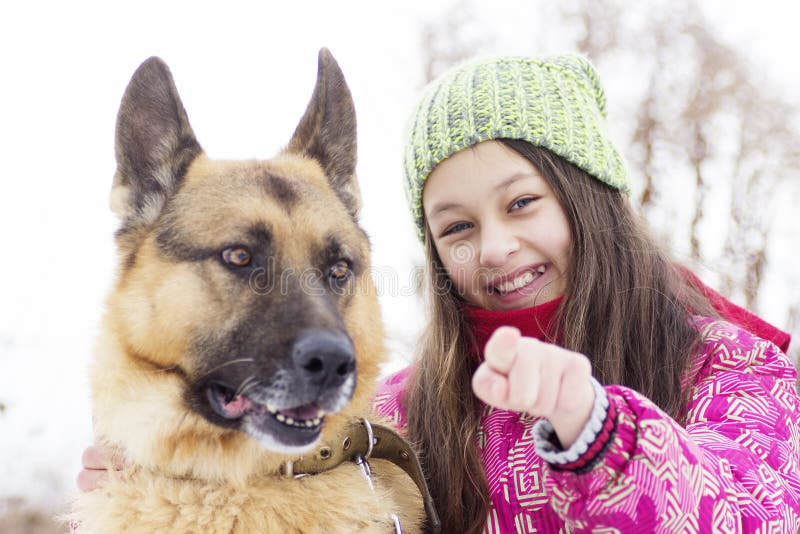 Barn som kramar en hund fotografering för bildbyråer. Bild av hörntand ...