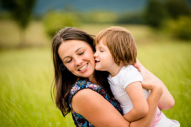 Moder och barn i bil arkivfoto. Bild av dator, chaufför - 77751186