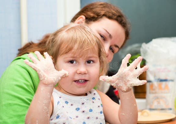 Mamma Och Litet Barn Lagar Mat Fotografering för Bildbyråer - Bild av ...