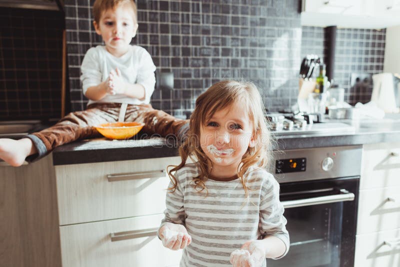 Barn Som Lagar Mat Feriepajen Fotografering för Bildbyråer - Bild av ...