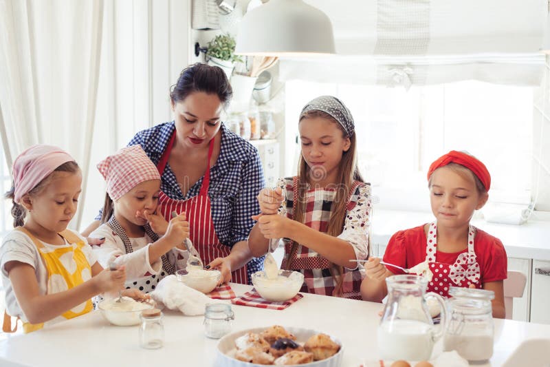 Barn Som Lagar Mat Feriepajen Fotografering för Bildbyråer - Bild av ...