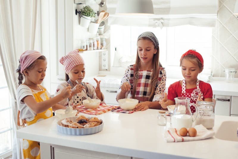 Barn som lagar mat i kök fotografering för bildbyråer. Bild av gyckel ...