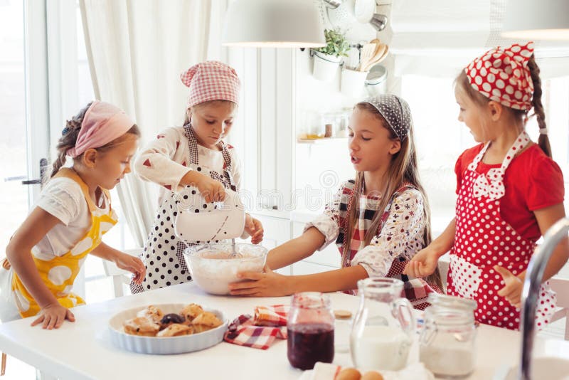 Barn som lagar mat i kök fotografering för bildbyråer. Bild av gyckel ...