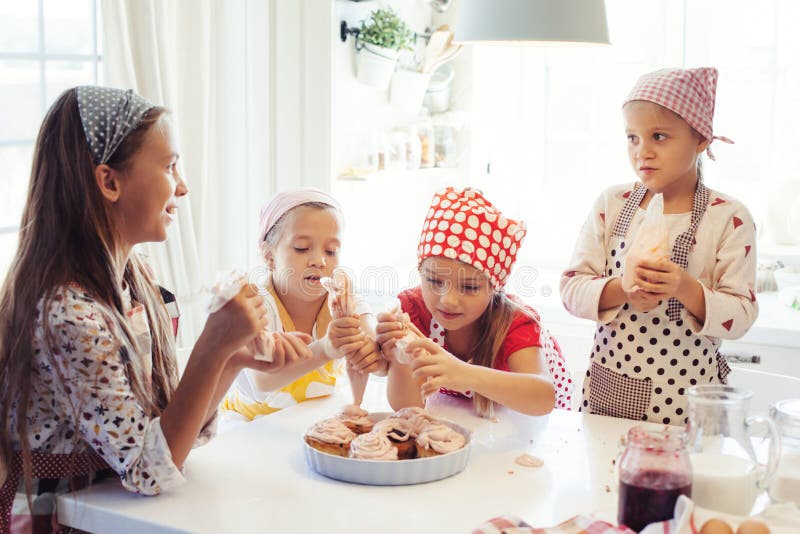 Barn Som Lagar Mat Feriepajen Fotografering för Bildbyråer - Bild av ...