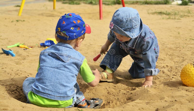 Barn leker i sanden fotografering för bildbyråer. Bild av gyckel - 4566721