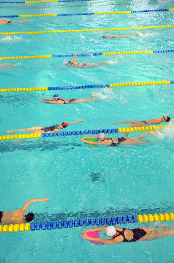 Barn Som Simmar I Det Skumma Vattnet Av Tonlet Sap River Som Hoppar ...