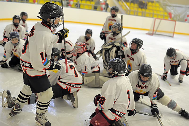 Barn som spelar hockey redaktionell foto. Bild av athenen - 41076175