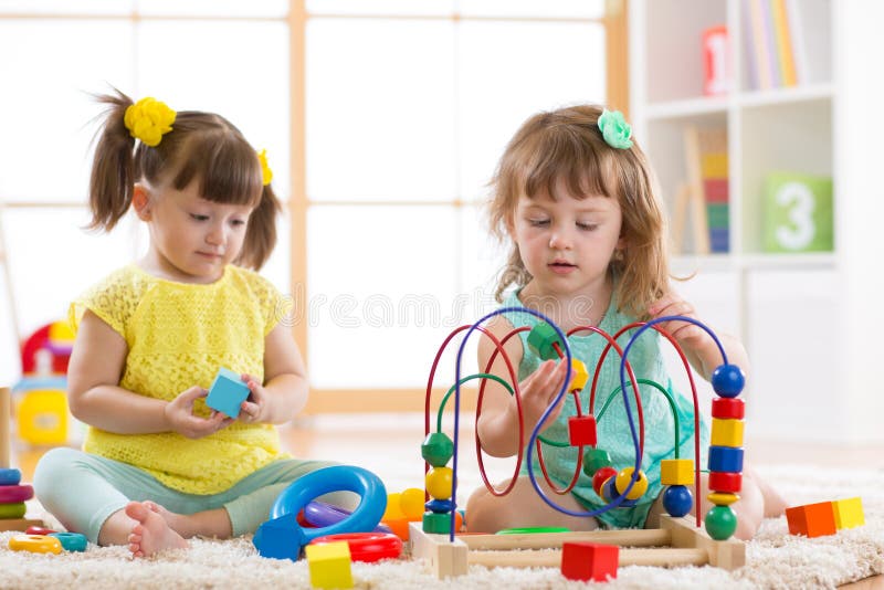 Barn Som Spelar Med Leksaker I Dagis Arkivfoto - Bild av spädbarn ...