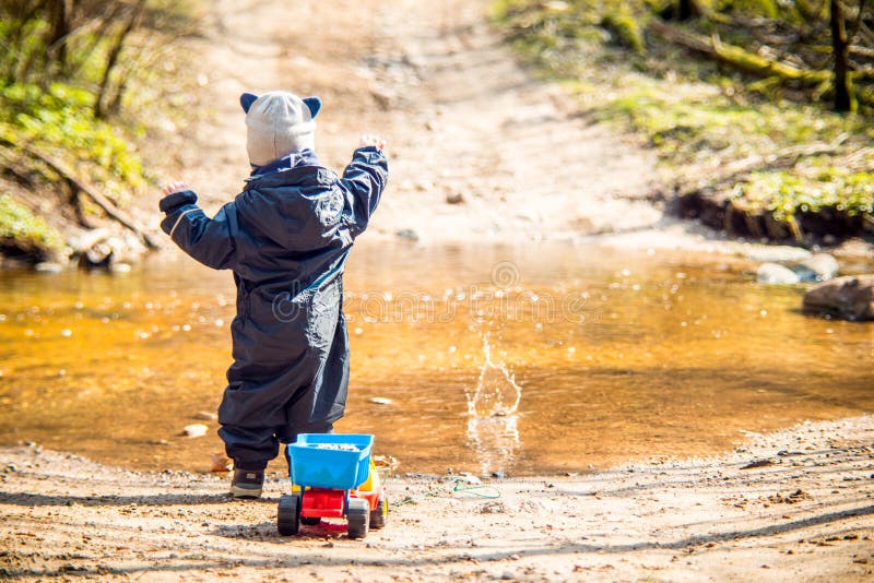Tappa stenar i vatten fotografering för bildbyråer. Bild av springbrunn ...