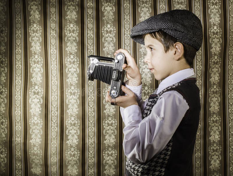 Barn Som Tar Bilder Med Tappningkameran Fotografering för Bildbyråer ...