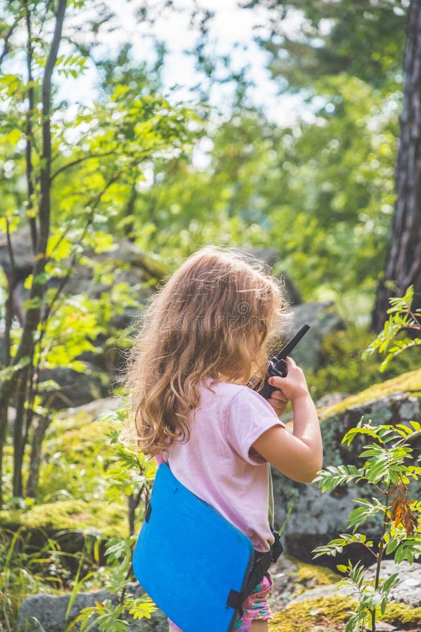 Barnet Spanar I Skogen Med Walkie Talkie Arkivfoto Bild Av Parkera