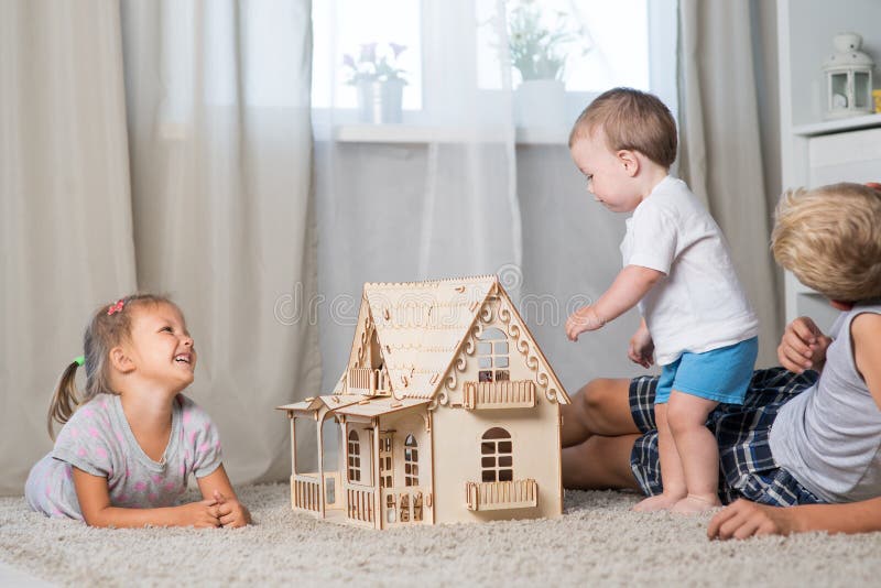 Barnlek med ett dockhus fotografering för bildbyråer. Bild av - 123681317