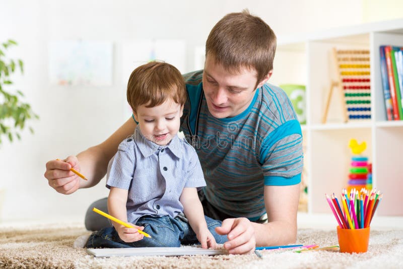 Barn Som Målar I Barnrummet Hemma Arkivfoto - Bild av lyckligt ...