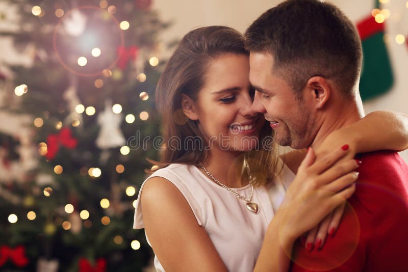 Barnpar Som Kramar I Jultid Fotografering för Bildbyråer - Bild av ...