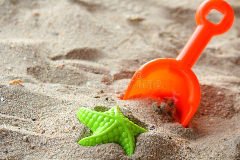 Barns Strandleksaker - Hink, Spade Och Skyffel På Sand På En Solig Dag ...