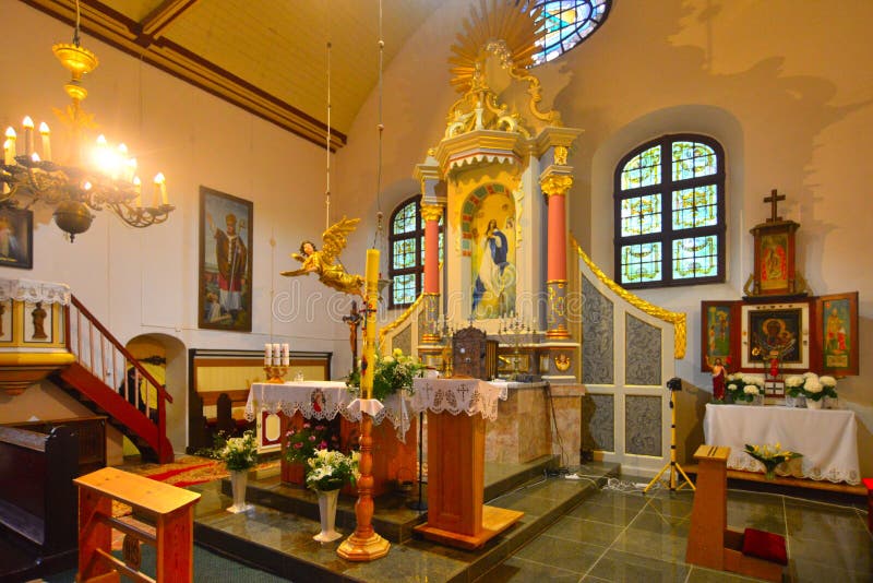 Gammal Katolsk Kyrka Med Ett Litet Kapell Arkivfoto - Bild av polen ...