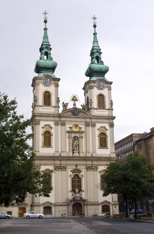 Barocke Kirche in Budapest stockfoto. Bild von zieleinheit - 6445376