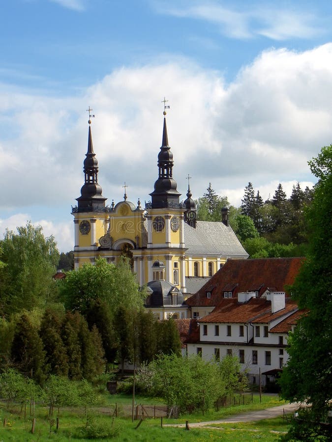 Barokke kerk stock afbeelding. Image of schilderijen, geel - 573929