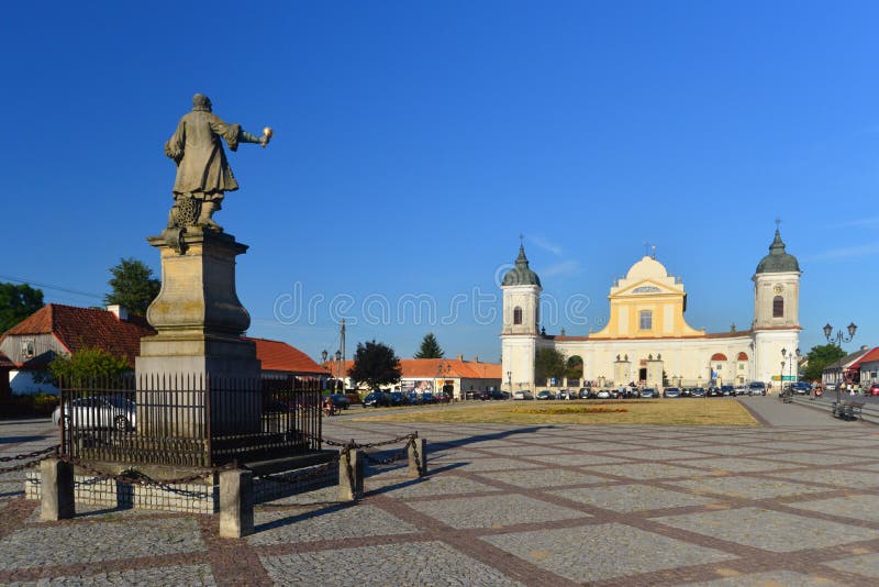 Barokke Kerk En Een Monument Redactionele Afbeelding - Image of ...