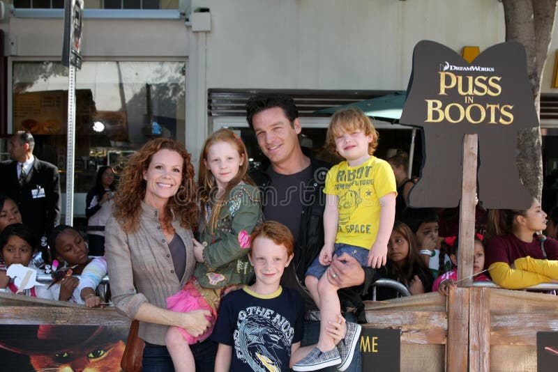 Robyn image éditorial. Image du projectile, jupe, demi - 176605440