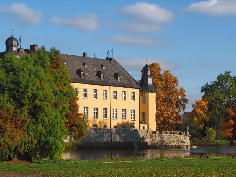 Yellow Water Castle Schloss Dyck in Germany Stock Image - Image of ...