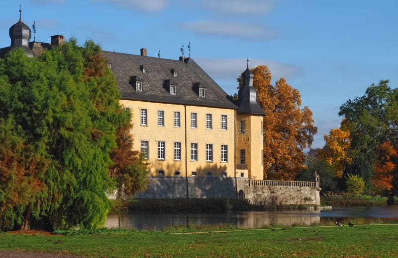 Yellow Water Castle Schloss Dyck in Germany Stock Image - Image of ...