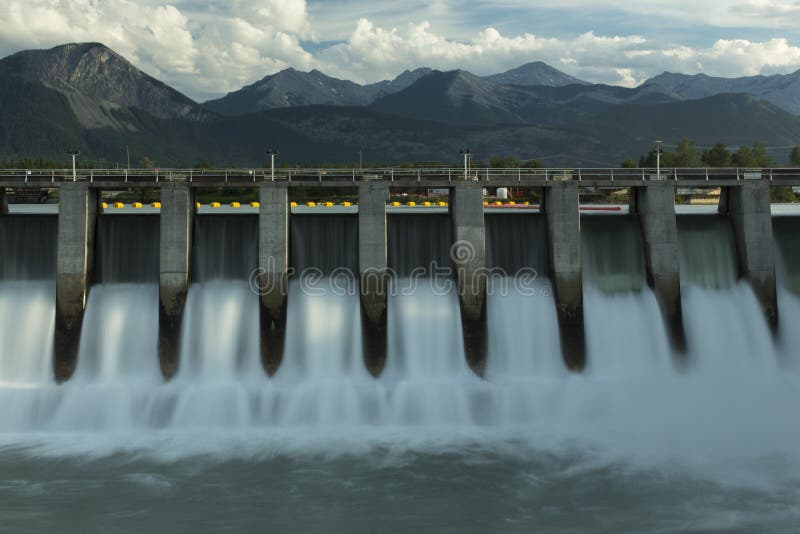 Rotation Hydraulique De Barrage Image stock - Image du brouillard ...