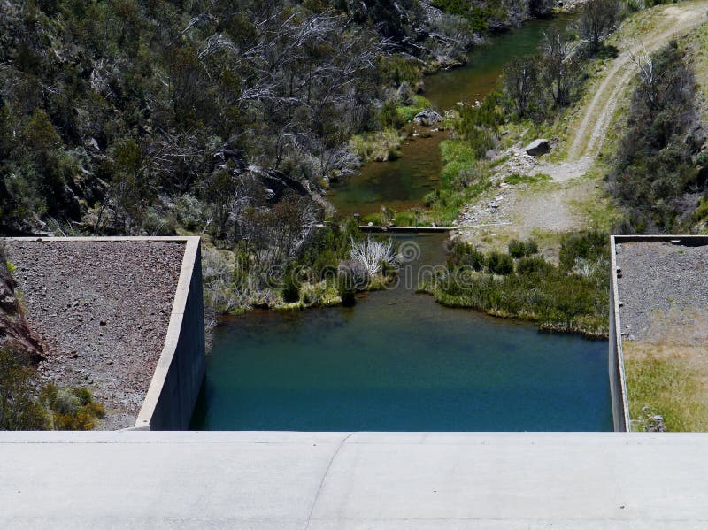 Barrage de Tooma photo stock. Image du étang, réservoir - 36970554