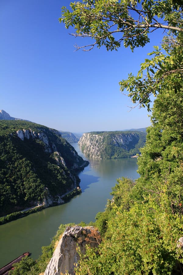Acantilados Sobre El Río Danubio En El Lugar Donde Está La Más Estrecha ...