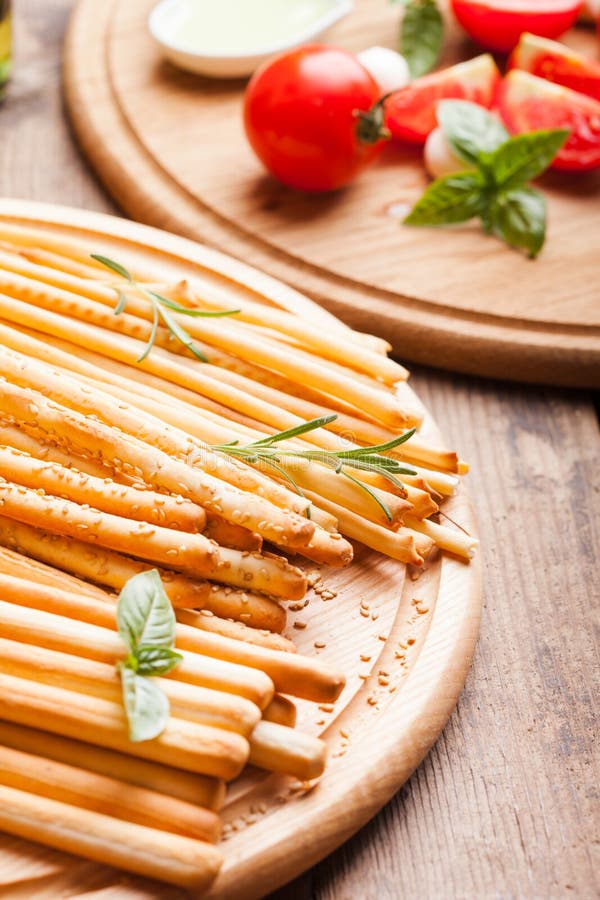 Barras de pan de Grissini foto de archivo. Imagen de fresco - 65173138